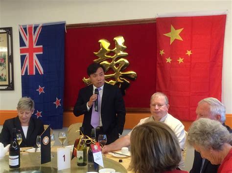金智健总领事夫妇出席新中友协国庆晚宴