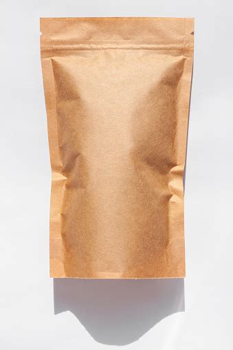 흰색 배경에 고립 된 그림자와 커피 콩 상단보기와 갈색 크래프트 종이 파우치 가방 식품 포장 플랫 레이 종이 봉투에 대한 스톡 사진 및 기타 이미지 Istock