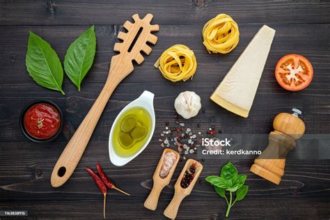검은 나무 배경에 파스타입니다 재료와 노란색 이탈리아 파스타 이탈리아 음식과 메뉴 개념 개념에 대한 스톡 사진 및 기타 이미지