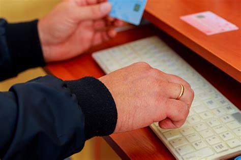 손 들고 신용 카드와 노트북을 사용 하 여입니다 온라인 쇼핑 가정 생활에 대한 스톡 사진 및 기타 이미지 가정 생활 고객 구매 Istock