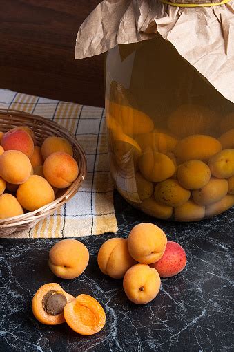 바구니와 함께 큰 유리 용기에 신선한 유기 수확된 살구 어두운 대리석에 살구 설탕에 절인 과일 통조림 0명에 대한 스톡 사진 및 기타 이미지 Istock