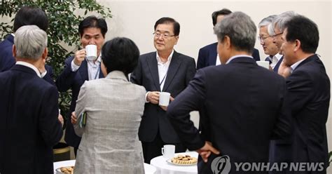 수석·보좌관들과 대화하는 정의용