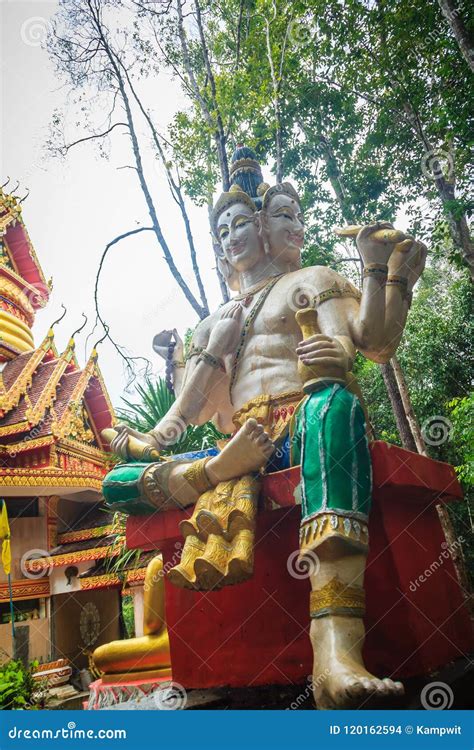 Estatua De Brahma En El Templo Público Del Bosque Brahma Es Dios Del