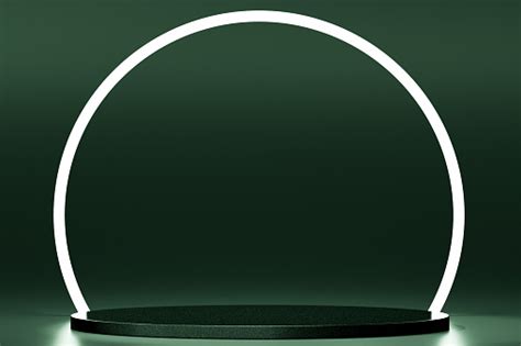 그린 스테이지 연단 모든 제품을 시연하기에 완벽합니다 정면보기 받침대 플랫폼 또는 녹색 백라운드에 뷰티 화장품을위한 연단 빈