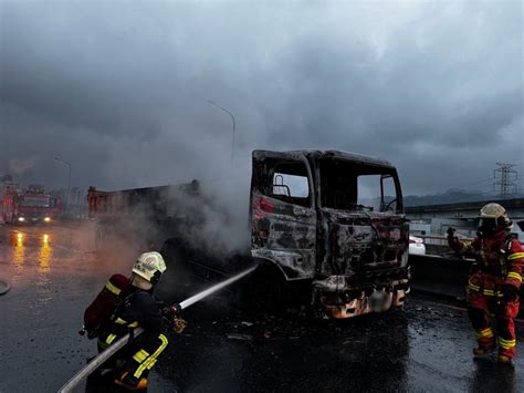 記者 梅花新聞網 張育嘉綜合報導 台65線砂石車突竄火 車頭焦黑燒剩骨架 ｜ 梅花新聞網
