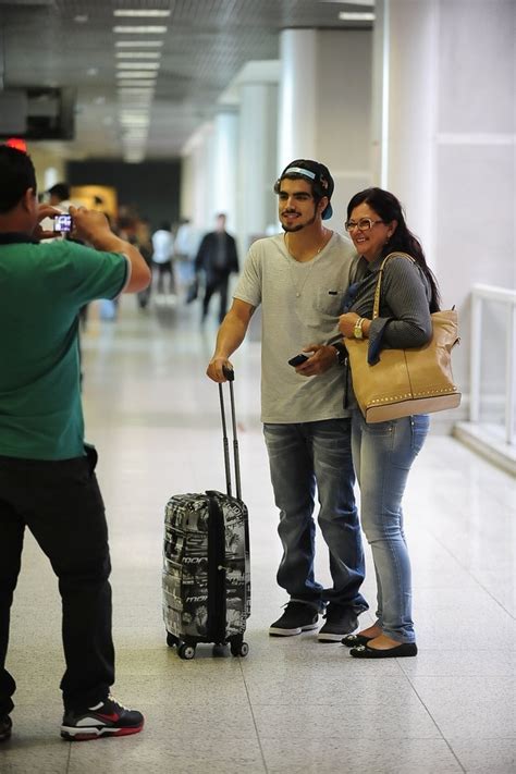 EGO Caio Castro embarca no aeroporto e tira foto fãs notícias