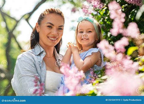 Gelukkige Moeder Met Kleine Dochter In Het Zomerpark Stock Afbeelding