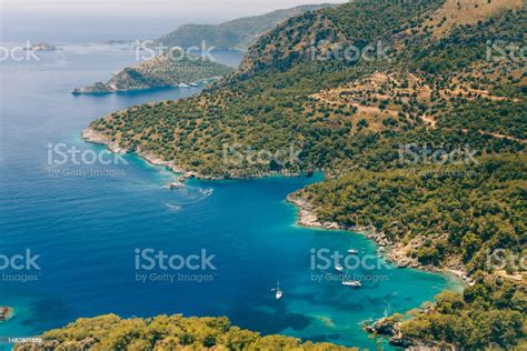 Fethiye 지구의 해변 리조트에서 청록색 해안의 놀라운 전망 Oludeniz 터키 산 푸른 숲 밝고 화창한 날의 깊은 석호가