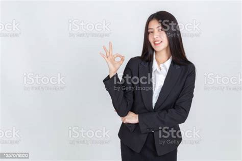 예쁜 젊은 아시아 비즈니스 여성 손 흰색 배경에 홍보 또는 텍스트에 대한 복사 공간을 가리키는 20 24세에 대한 스톡 사진 및 기타 이미지 Istock