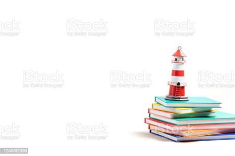 등대는 책 더미에 서 있다 국제 문해력의 날 책 상상력 및 여행의 모험 0명에 대한 스톡 사진 및 기타 이미지 0명 개념