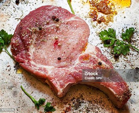 Steak Daging Sapi Segar Dengan Rempahrempah Di Latar Belakang Logam