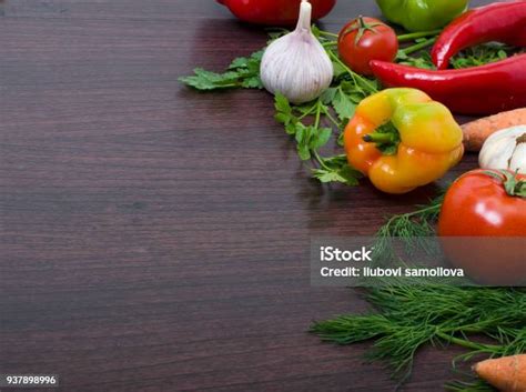 빨간 토마토 그리고 녹색 오 이입니다 나무 배경에 마늘과 페 한 붉은 색과 노란색 퍼 신선한 야채는 나무 바탕에 거짓말 0명에