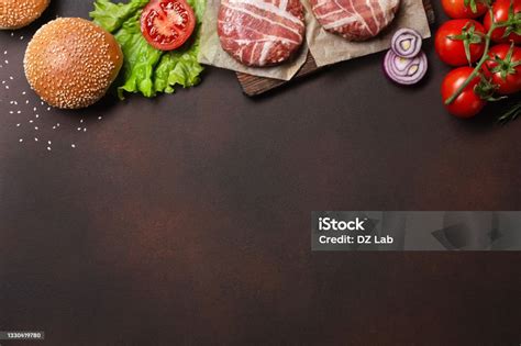 햄버거 재료 원시 커틀릿 토마토 양상추 롤빵 치즈 오이와 녹슨 배경에 양파 고기에 대한 스톡 사진 및 기타 이미지 고기