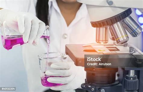 학생 여자 연구 화학 액체에 가까운 연구 실험에 대 한 현미경 장비를 연구소 테스트 튜브 Stem 주제에 대한 스톡 사진 및 기타 이미지 Stem 주제 건강 진단