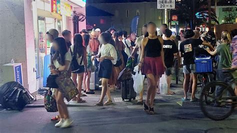 [写真] 8ページ目 《写真多数》「駅前で缶ビール、女の子をナンパし踊る若者も」コンビニは“密”状態…夏の「江の島」・海水浴場ルポ 文春オンライン