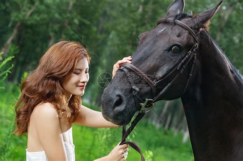 户外漂亮的年轻女人抚摸着马高清图片下载 正版图片507677068 摄图网