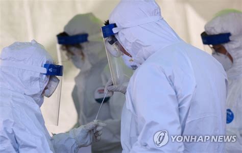 신속 항원검사 준비하는 의료진 연합뉴스