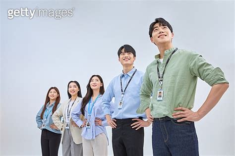 Mz세대 신입사원 취업준비생 역할 일렬 배열 미소 밝은표정 자신감 이미지 Jv12559648 게티이미지뱅크