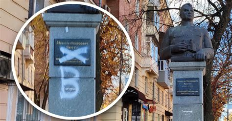 У Полтаві комунальники відмили від фарби памятник Ватутіну Полтавщина