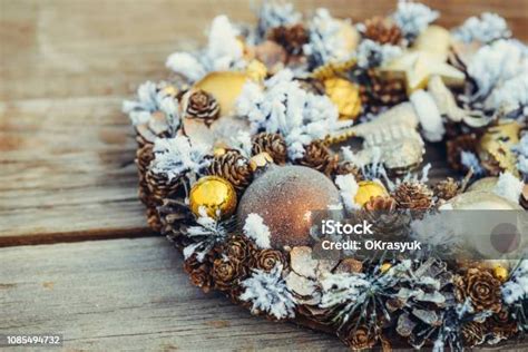 Tangan Yang Indah Membuat Karangan Bunga Natal Emas Yang Dihiasi Dengan
