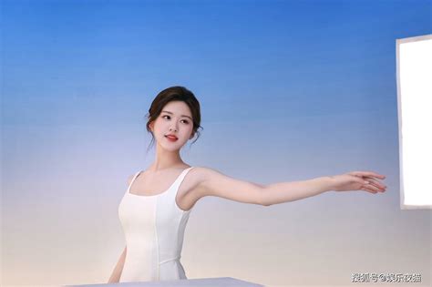 赵露思一袭白色吊带裙写真丸子头造型娇俏甜美 搜狐大视野 搜狐新闻