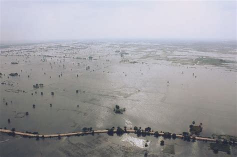 โคราชในอดีต ท่านพุทธทาส เยี่ยมชมปราสาทพิมาย อ พิมาย จ นครราชสีมา เมื่อวันที่ ๒๘ มิถุนายน ๒๕๐๑