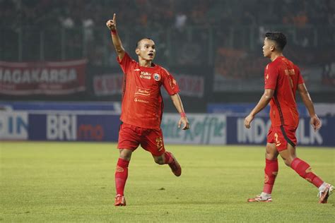 PERSIJA EVOS PERSEMBAHKAN TROFI PMPL ID FALL 2023 KEPADA THE JAKMANIA