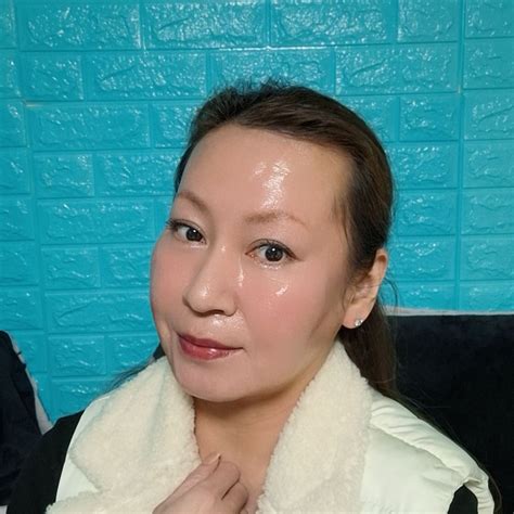 話說我年輕時用了這品牌ㄧ陣子 後來放棄，不用問大家都知道原因 聽聽⬇️ 27年sx2櫃姐的分享 長期上妝遮蓋她的瑕疵 透過朋友分享天麗 改善她