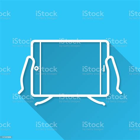 태블릿 Pc를 들고 손 파란색 배경에 아이콘 긴 그림자가 있는 평면 디자인 3차원 형태에 대한 스톡 벡터 아트 및 기타 이미지