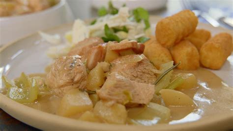 Stoofpot Van Kalkoen Met Peer En Roquefort Kroketten En Witloofsla