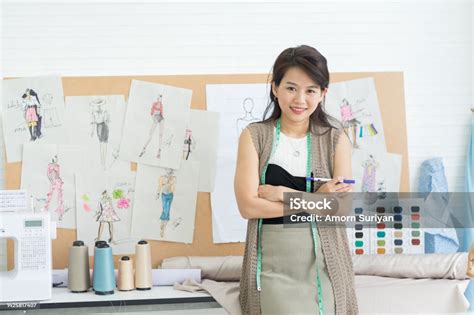 바느질 워크샵에서 행복한 아시아 여성 드레스 메이커의 초상화 재단사 가게에서 일하는 웃는 여성 재봉사 패션 드레스메이킹 또는