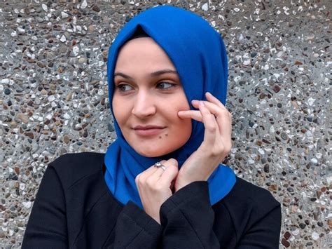Una Mujer Con Un Hiyab Azul Y Una Chaqueta Negra Foto Premium