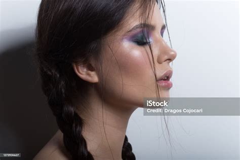 머리띠와 밝은 메이크업과 아름다운 갈색 머리 소녀 눈을 감고 있다 고립 된 흰색 배경 땋은 머리에 대한 스톡 사진 및 기타 이미지 땋은 머리 여자 18 19세