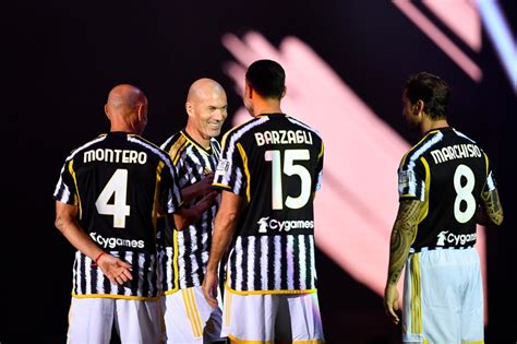 Da Del Piero A Zidane Le Leggende Juve Conte Osannato Dai Tifosi