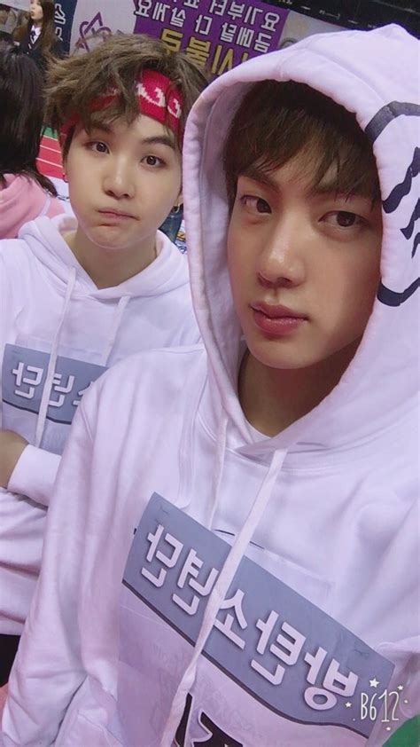 Bts Community Posts お疲れ様です💜 ジンくん🐹、 今日も口角上がった日を過ごしましたか？ 人に会って楽しく過ごしたのか
