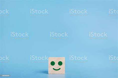나무 큐브에 웃는 얼굴 아이콘 고객 서비스 등급 설문 조사 개념 0명에 대한 스톡 사진 및 기타 이미지 0명 개념 계약서