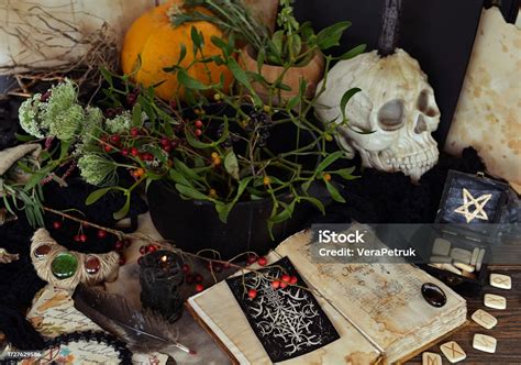 제단 테이블에 룬과 타로 카드가 있는 마법의 마법 책 오컬트 밀교 및 점술 정물 마법 의식을 위한 빈티지 물건이 있는 신비한 할로윈 배경 0명에 대한 스톡 사진 및 기타