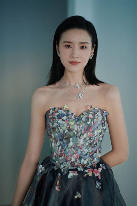 董洁着抹胸裙大秀精致锁骨 优越肩颈线太抢眼 搜狐大视野 搜狐新闻