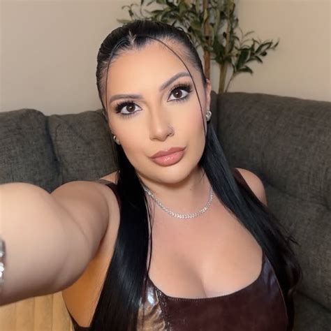 Rose Elvira Rosexelvira • Instagram Photos And Videos