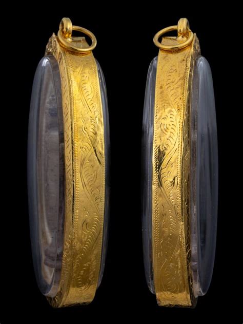 พระ25ศตวรรษ เนื้อดินแร่ โซนสีเข้ม หายาก นิยม พร้อมเลี่ยมทอง เว็บ วุดดี้