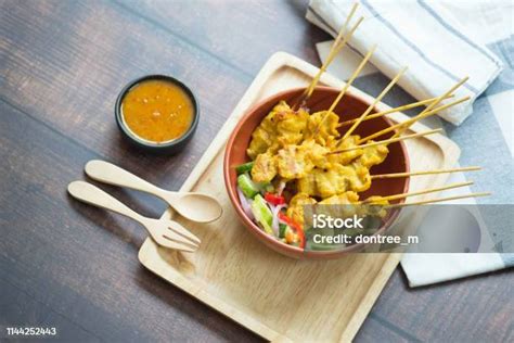 돼지고기 사 페이 구운 돼지고기에 땅콩 소스 또는 달 콤 하 고 새 콤 소스를 곁들여 먹습니다 태국의 전채 거리에 대한 스톡 사진 및 기타 이미지 Istock