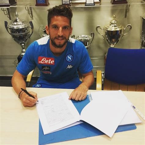 يجف Mertens الطول ، الوزن ، العمر ، إحصاءات الجسم
