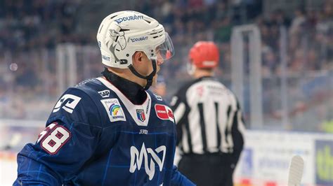 Nach Tod Von Adam Johnson Eishockey Spieler Müssen Künftig Halsschutz