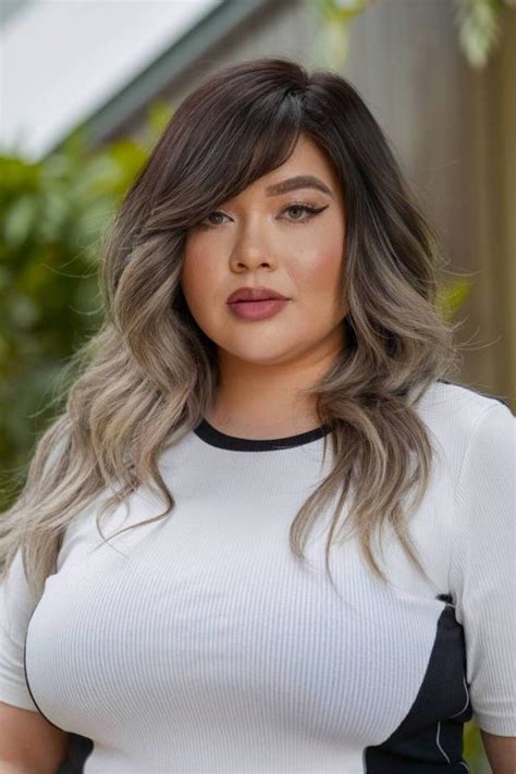 15 Flattering Wavy Hair With Bangs Styles For Round Faces In 2025