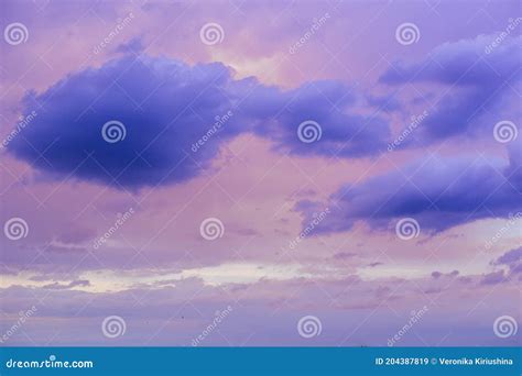 Cielo Violeta Violeta Atardecer Nubes Negras En Colores Pastel En El