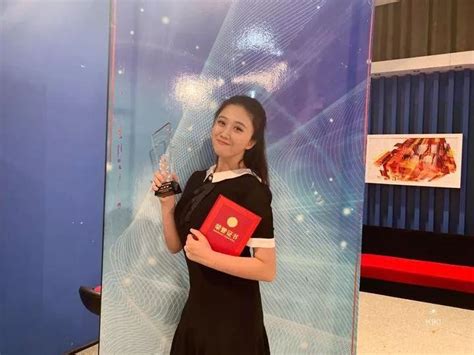 100秒 女大学生机场救下一条命图