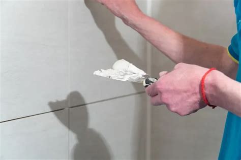 Limar Pasta De Los Azulejos Para Un Acabado Perfecto