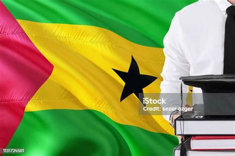 성공적인 학생 교육 개념입니다 상투메 프린시페 국기 배경 위에 책과 졸업 모자를 들고 교사 교육 관련 직업에 대한 스톡 사진 및 기타 이미지 교사 교육 관련 직업 교육