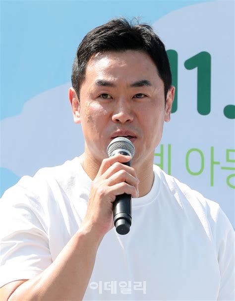 포토 그린리본마라톤 페스티벌 찾은 2012 런던올림픽 유도 금메달리스트 송대남 감독