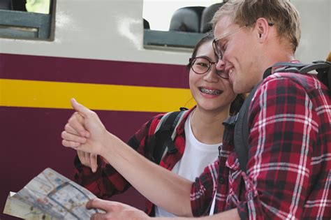 남자 대 여자 배낭 기다리는 동안 지도 들고 역에 기차 휴일에 함께 사랑 커플 여행자 여행 가방에 대한 스톡 사진 및 기타 이미지 Istock